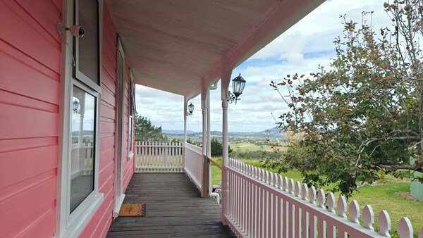 Avocado Orchard Escape With Mountain Views & Artist Studio, Pet-friendly! - Whangārei