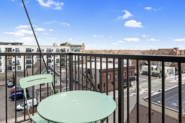 Cozy 1br Lyn-lake | Modern Amenities & Walkable - Edina, MN