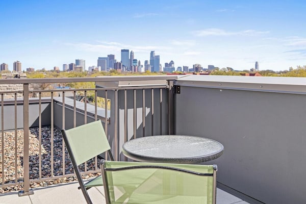 Cozy 1br Uptown | Fitness Center, Rooftop Lounge - Minneapolis, MN
