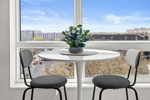 Stylish 1-bedroom Retreat In Uptown Minneapolis - Minneapolis, MN