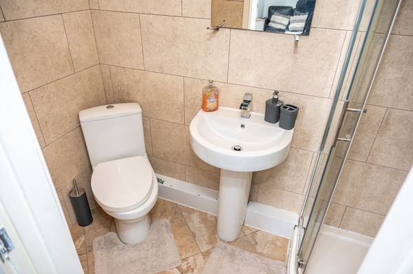 Estudio-moderno-baño Con Ducha-vista A La Calle - Mirfield