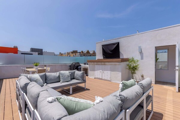 3b/3.5b Designer Home Located In Prime Location - Los Angeles, CA