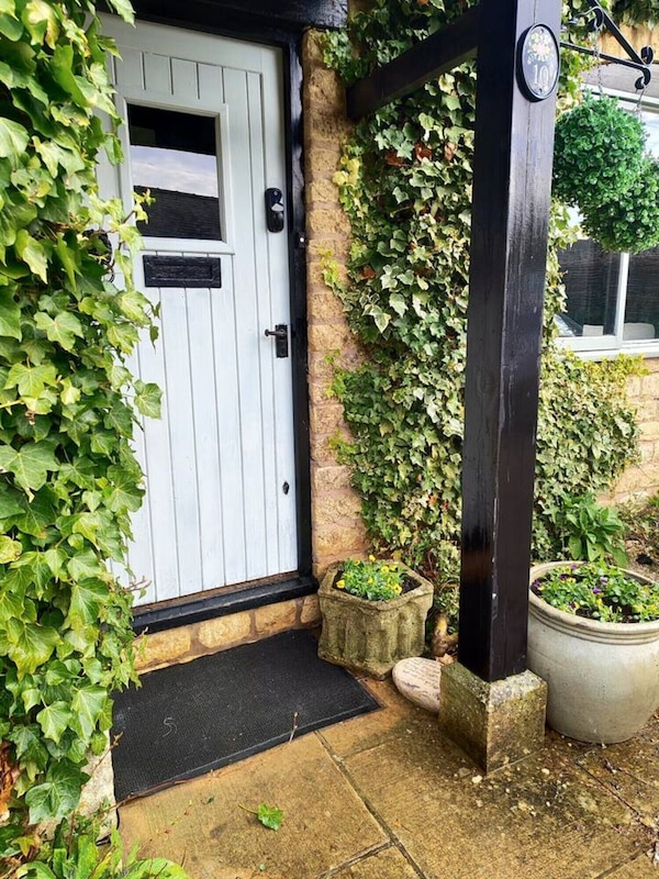 House-traditional-private Bathroom-street View - Burford