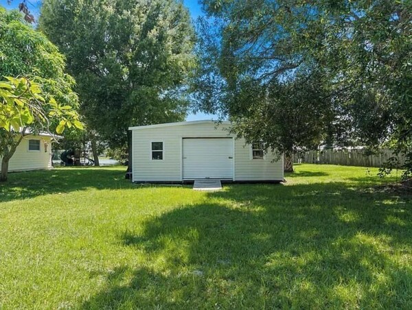 Charming 3-bedroom House/ Lake, Huge Backyard, Wifi, Fishing, 10 Mins From Beach - Vero Beach, FL