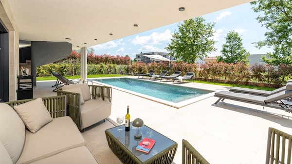 Moderna Villa Tranquilla Con Piscina, Jacuzzi E Sauna - Cittanova
