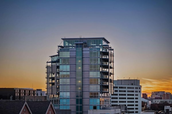 Prime Iowa City Location - Stylish Suite With Full Kitchen! - Iowa City, IA