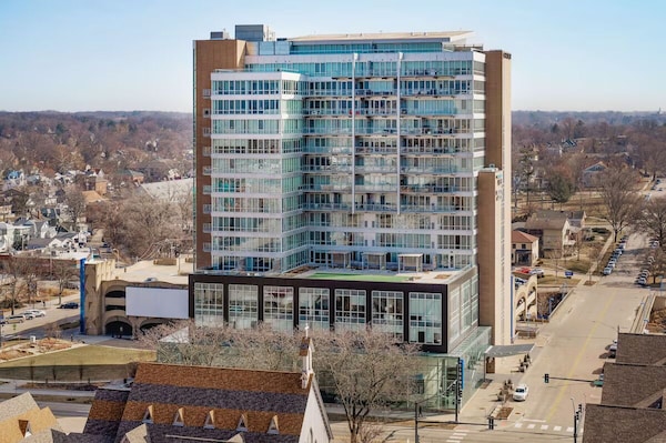 Prime Downtown Iowa Stay 2 Elegant Units Near Campus & Live Music - 아이오와시티