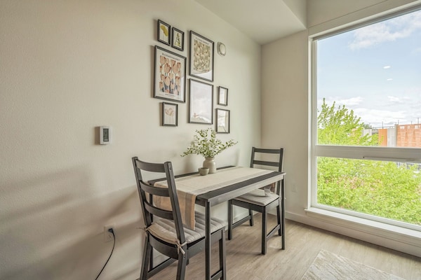 Top Floor Apt -Minutes Walk To Downtown Redmond/marymoor In The Heart Of Redmond - Redmond, WA
