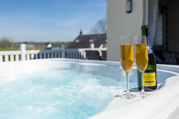 Bramble Cottage - Dog Friendly Cottage, Hot Tub - Tenby