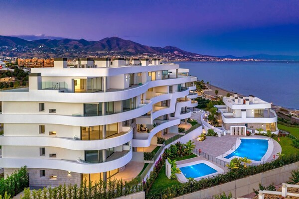 Wonderful Sea Views, Super Modern Building With Swimming Pool And Gym. - Mijas