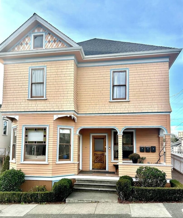 Spacious Downtown Spot-sleeps 8! - Arcata, CA