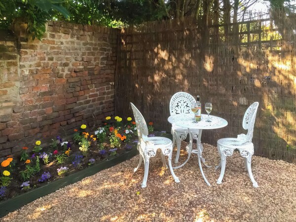 The Spacious Layout And Private Hot Tub Make It Perfect For Both Relaxation And Entertaining. - Cambridgeshire