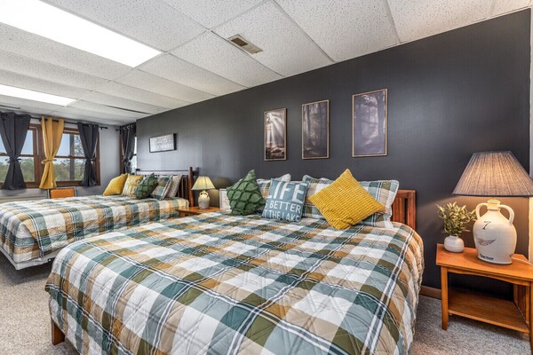 Spacious 4-bed Retreat Near Lake | Ideal For Fishing, Golf, & Family Getaways - Illinois