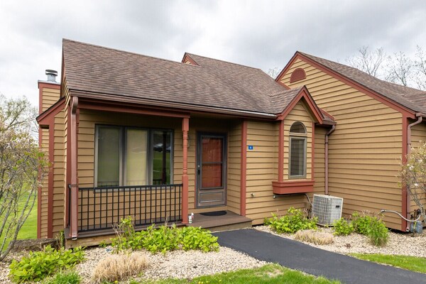 Galena Territory Retreat | 2br/2ba Townhome W/ Fireplace & Scenic Views - Illinois