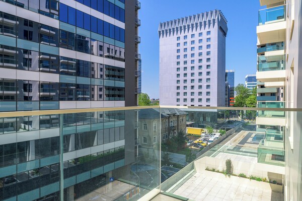 Luxurious 2-room Apartment In Northern Bucharest: Concierge Services,  Wifi, Ac - Bukarešta