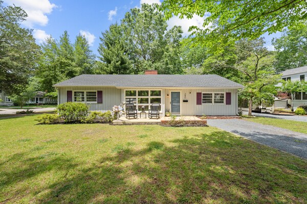 New Owners! Downtown Corner Cottage - 1 Block Walk To Food & Fun - Dog Friendly - Southern Pines, NC