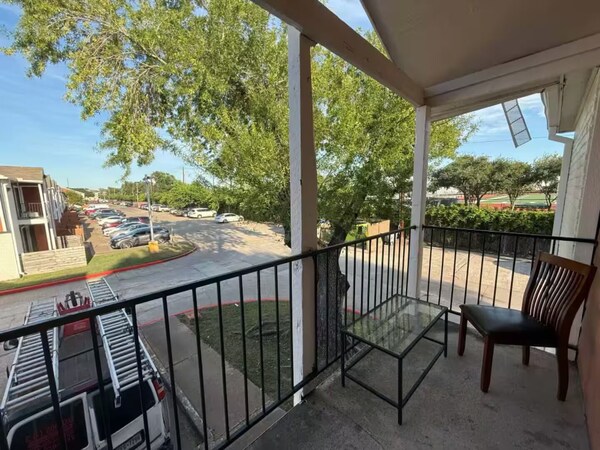 Nice 1-bedroom Apartment In Houston - Sugar Land, TX