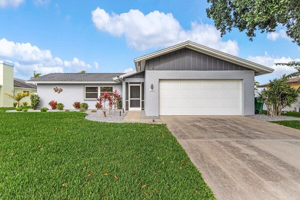 Coral Breeze | Shuffleboard | Heated Pool| Hot Tub | *Se Cape Coral* - Fort Myers, FL