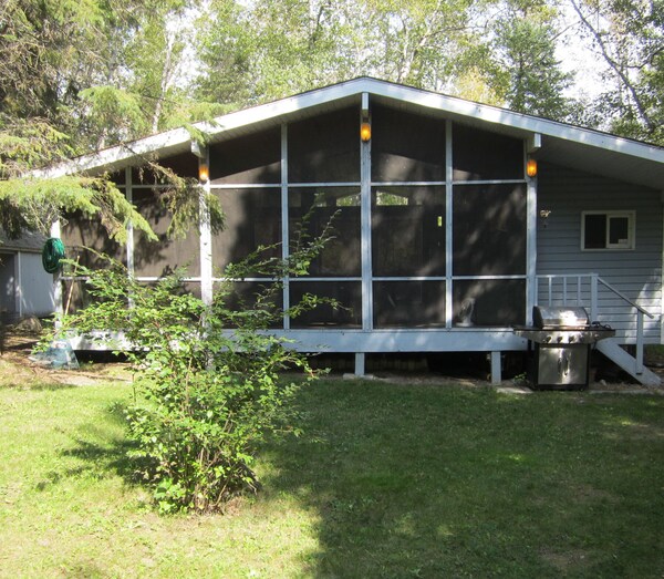Relaxing Hillside Beach Cottage - Lake Winnipeg - Manitoba