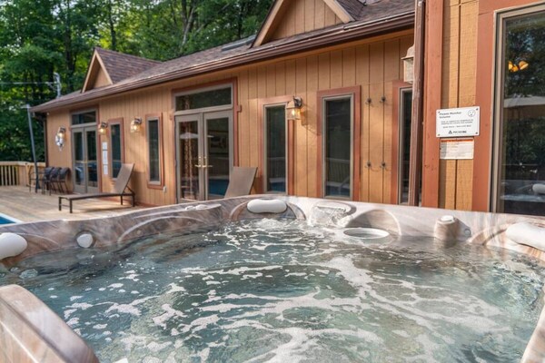 Luxury Lake View Retreat With Private Pool & Hot Tub  Sleeps 10 - Arrowhead Lake, PA