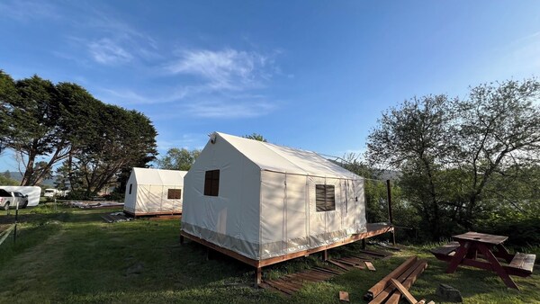Glamping Tent On The River. - Klamath, CA