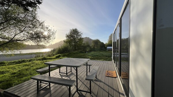 Sleek And Modern Glamping Pod In Klamath, Perfect For A Getaway Near The Pacific Ocean - Klamath, CA