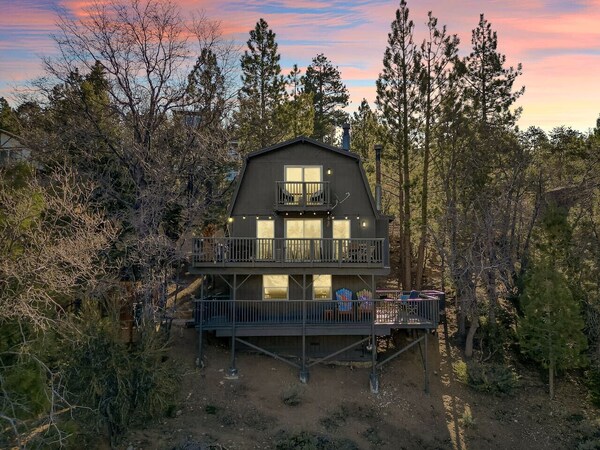Mountainside Modern +Hot Tub + Epic Game Room! - Big Bear, CA