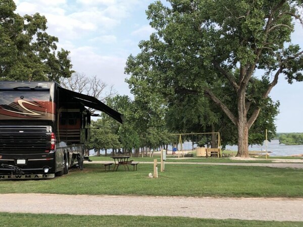 Lakefront Rv Spot- Peaceful & Breathtaking Views, Ideal For Relax And Recharge! - Oklahoma