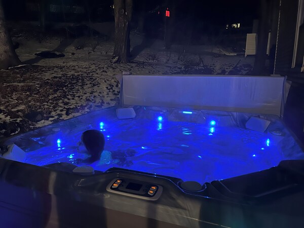 Main Street Retreat 4-bedroom W Hot Tub, Walk To Beach, Harbor & Restaurants - Lake Sunapee, NH