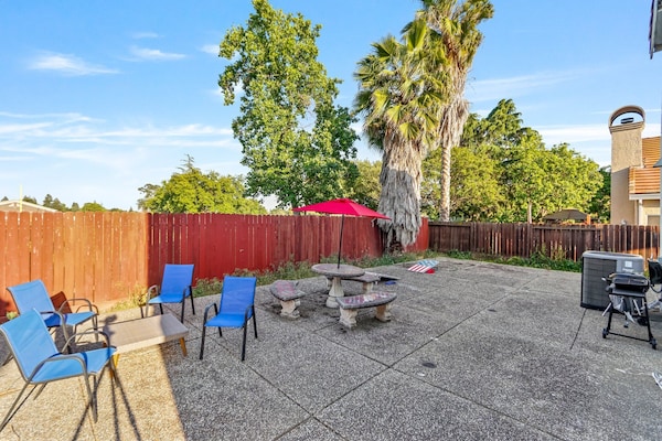 Spacious 5br 3br W Pool Table, Air Hockey, Games And More! - Elk Grove, CA