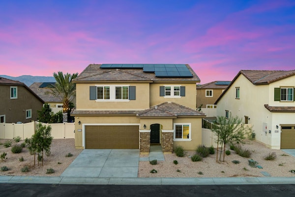 Modern Oasis - Sleeps 21 Pool, Spa & Game Lounge - Coachella, CA
