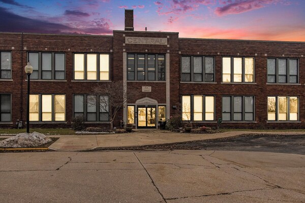 Charming 3 Br Condo With Wifi/ac, Pool/hot Tub/movie Theater In Fab South Haven - South Haven, MI
