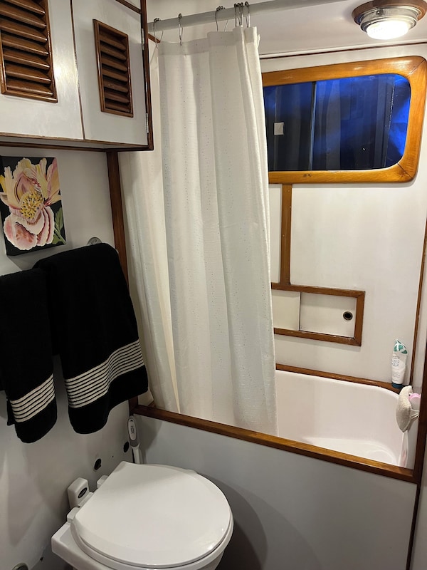 Traditional Trawler Family Friendly With  Large Screen Tv And Wifi - El Segundo, CA