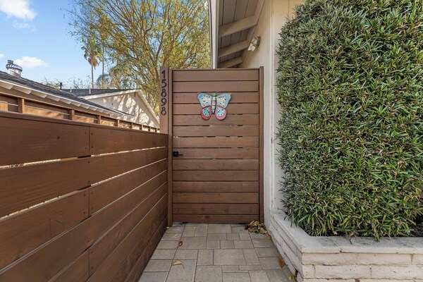 North Hills Private Guest Cottage, Laundry, Wi-fi, Kitchen. Pets Welcome - Los Angeles, CA