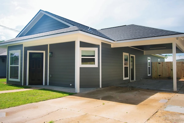 4/2 New Cozy Home In The Heart Of Gonzales, La.. - Sorrento, LA