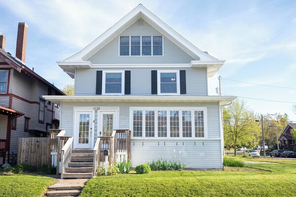 Spacious 5 Bdr, 2.5 Bath - Updated & Prime! Lots Of Parking! Sleeps Up To 16! - Cedar Rapids, IA