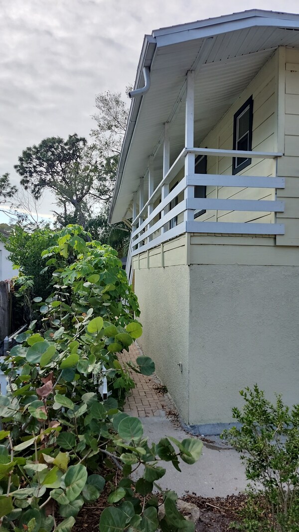 Charming Coastal Retreat In St. Pete 2-bedroom House With Ac, Wifi - Treasure Island, FL