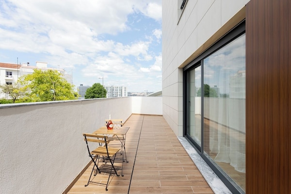 Hostwise  Studio W/ Terrace, Pool And Gym By Dragão - Porto, Portugal