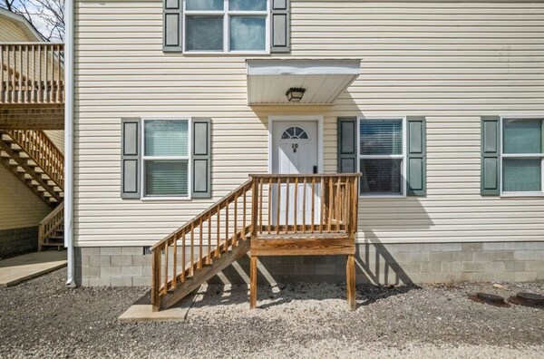 Cozy & Modern 1-bedroom Downstairs Apartment With King Bed + Queen Sofa Bed - Chesapeake, OH