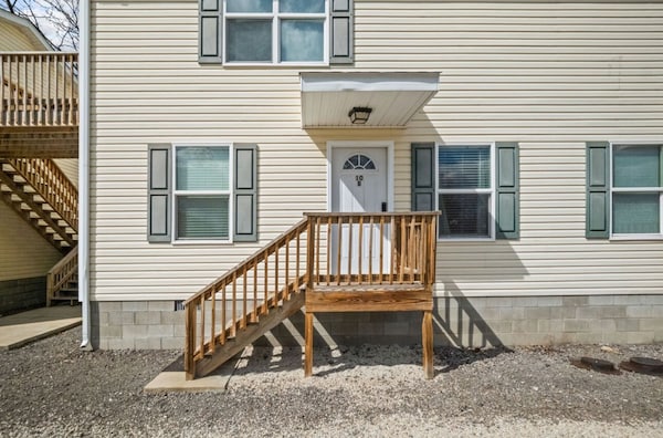 Cozy & Modern 1-bedroom Downstairs Apartment With King Bed + Queen Sofa Bed - Chesapeake, OH