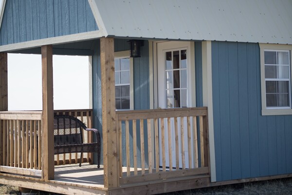 The Chickadee Cabin, The Chickadee Cabin On The Hill - Medicine Hat