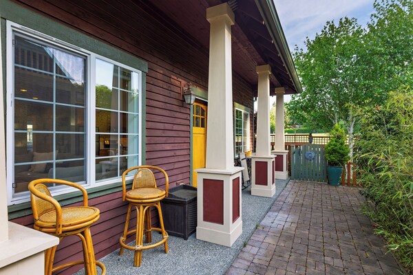 Sunny Backyard, Fireplace, Coastal Access In Peaceful Neighborhood Near Shopping - Langley, WA