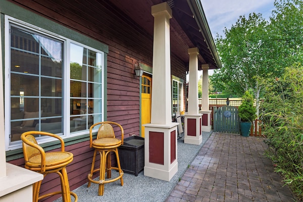 Sunny Backyard, Fireplace, Coastal Access In Peaceful Neighborhood Near Shopping - Langley, WA