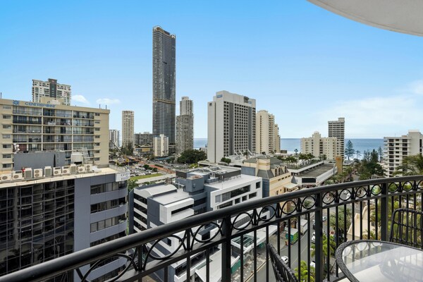 High-rise Haven In The Heart Of Surfers - Gold Coast