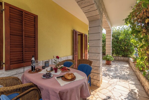 A2  Studio Apartment With Terrace And Garden, 3 Min Walk To The Beach - Okrug Gornji