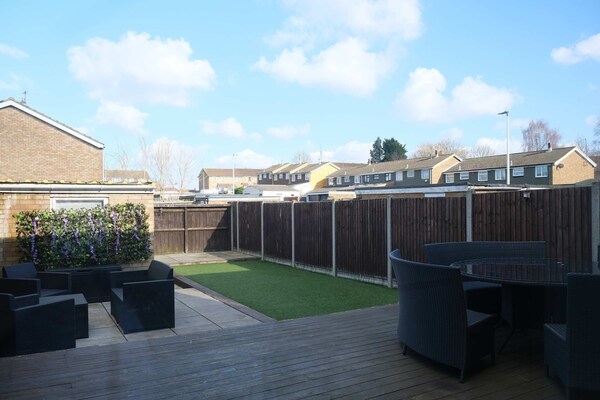 Convenient 3 Bedroom House With Garden In Luton - Luton
