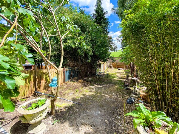 Lovely 3 Bedroom Home With Garden In Luton - Harpenden