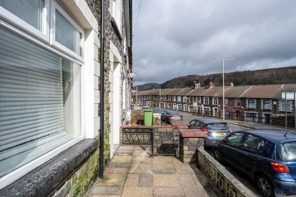 4 Bedrooms Sizeable For Contractors / Families - Pontypridd
