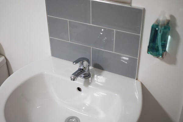 Fully Equipped Kitchen, Triple Room, Parking - The Mumbles