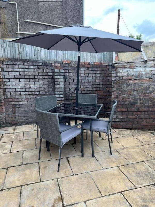 Parking, 2 Bathrooms, Dining Space & Garden - スウォンジー